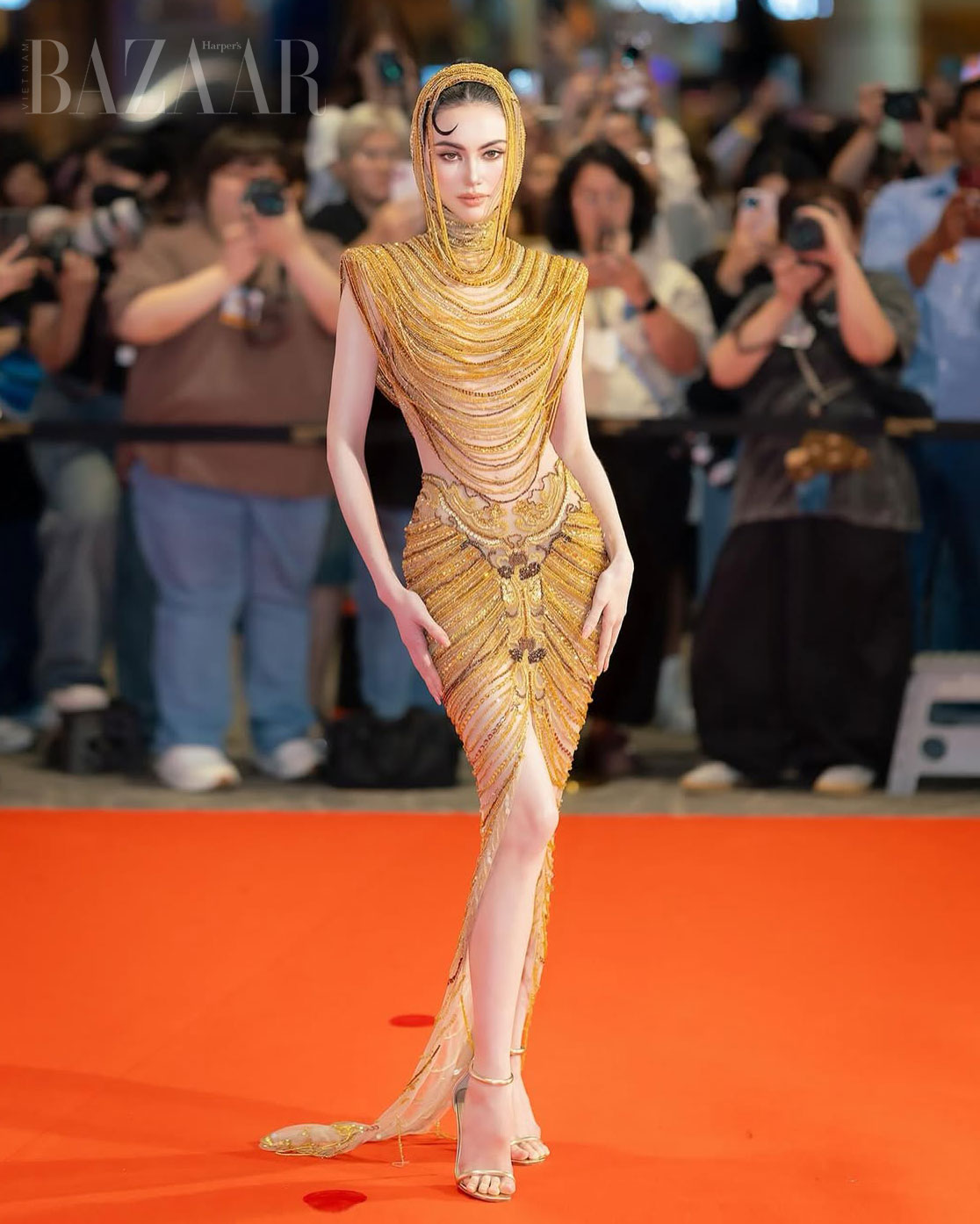 Mai Davika hóa nữ thần trong thiết kế của Lê Thanh Hòa | Harper's Bazaar Việt Nam