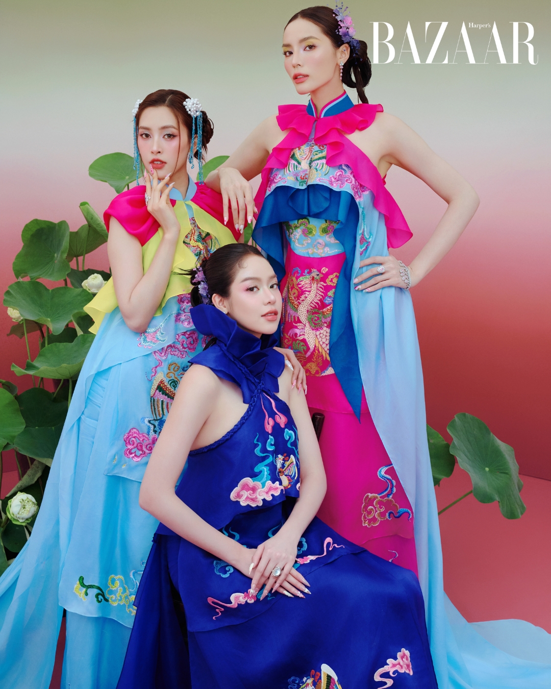 Bộ ba nàng hậu mở màn show Lụa Là Trà Hoa của NTK Linh San | Harper's Bazaar Việt Nam