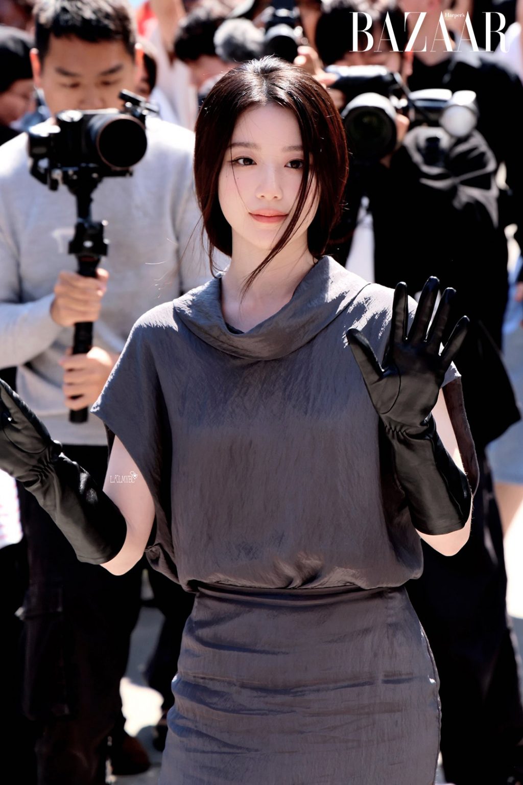 Shuhua (I-DLE) và Mika lịch lãm tại show COS Thu Đông 2025 | Harper's ...