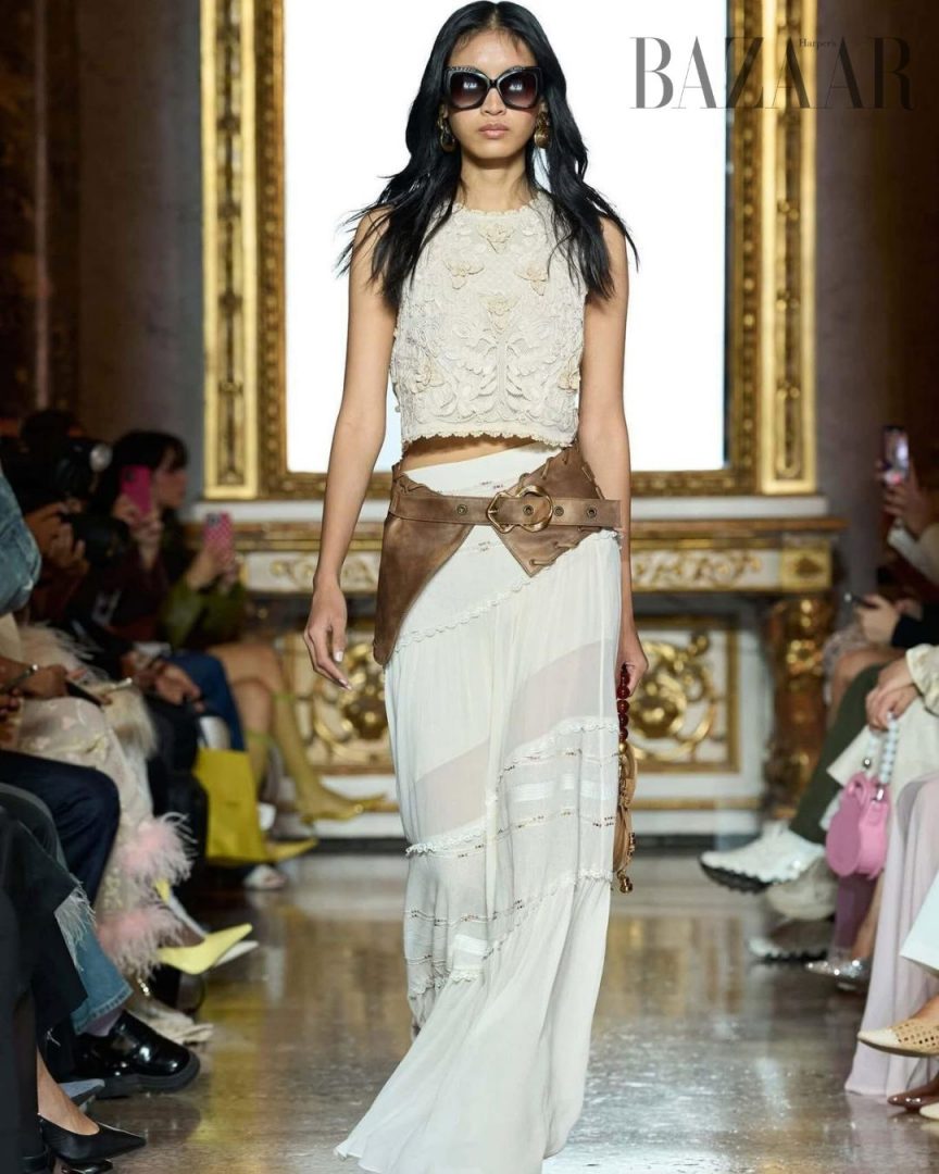 Huỳnh Tú Anh đắt show tại Tuần lễ thời trang Milan Xuân Hè 2026 | Harper's Bazaar Việt Nam