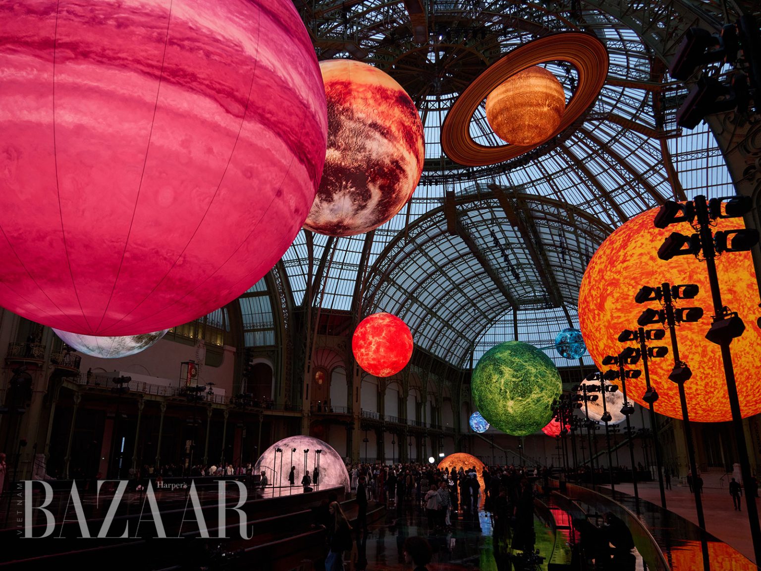 Chanel Xuân Hè 2026: Review BST debut của Matthieu Blazy | Harper's Bazaar Việt Nam