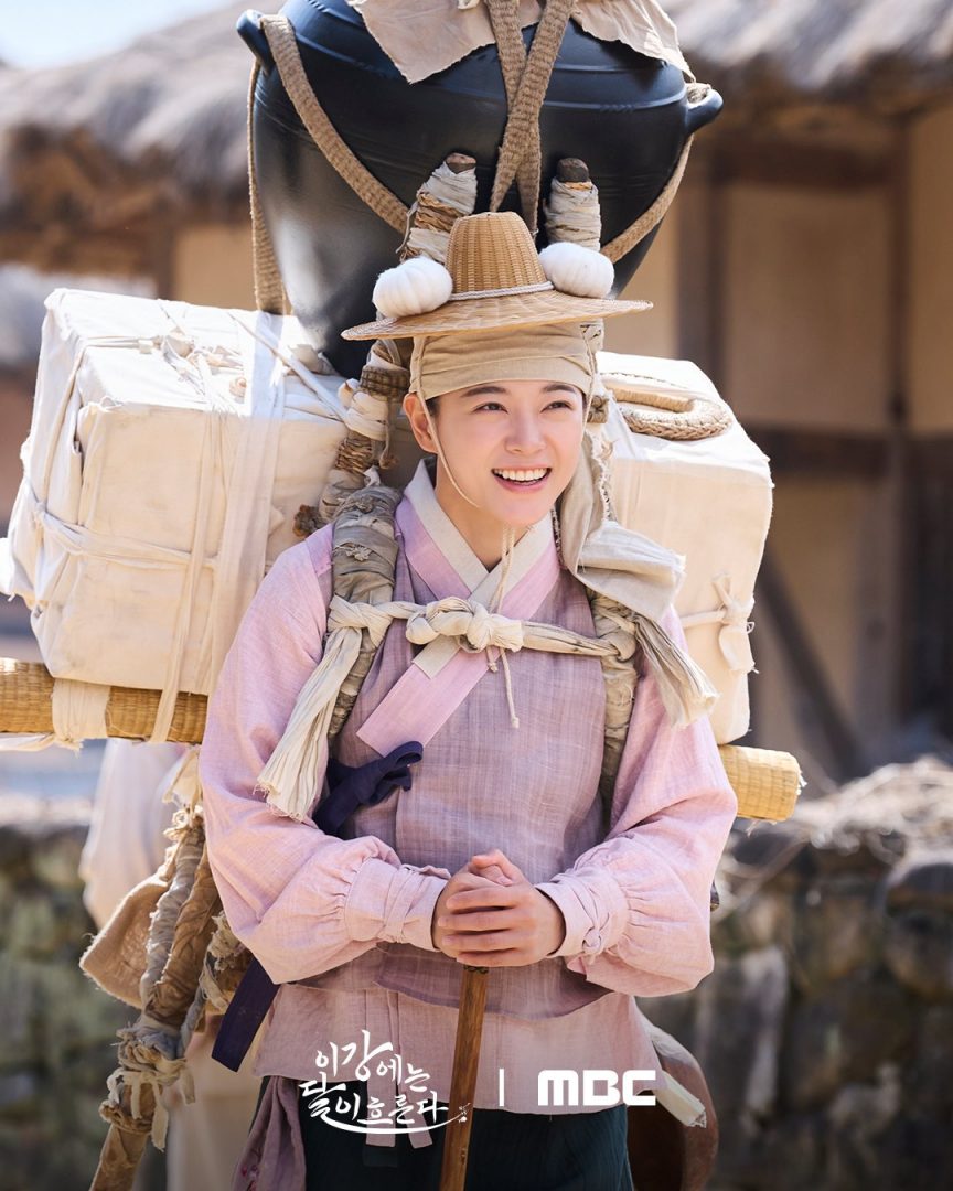 Moon River: Khi linh hồn đổi chỗ, trái tim tìm lại chính mình | Harper ...