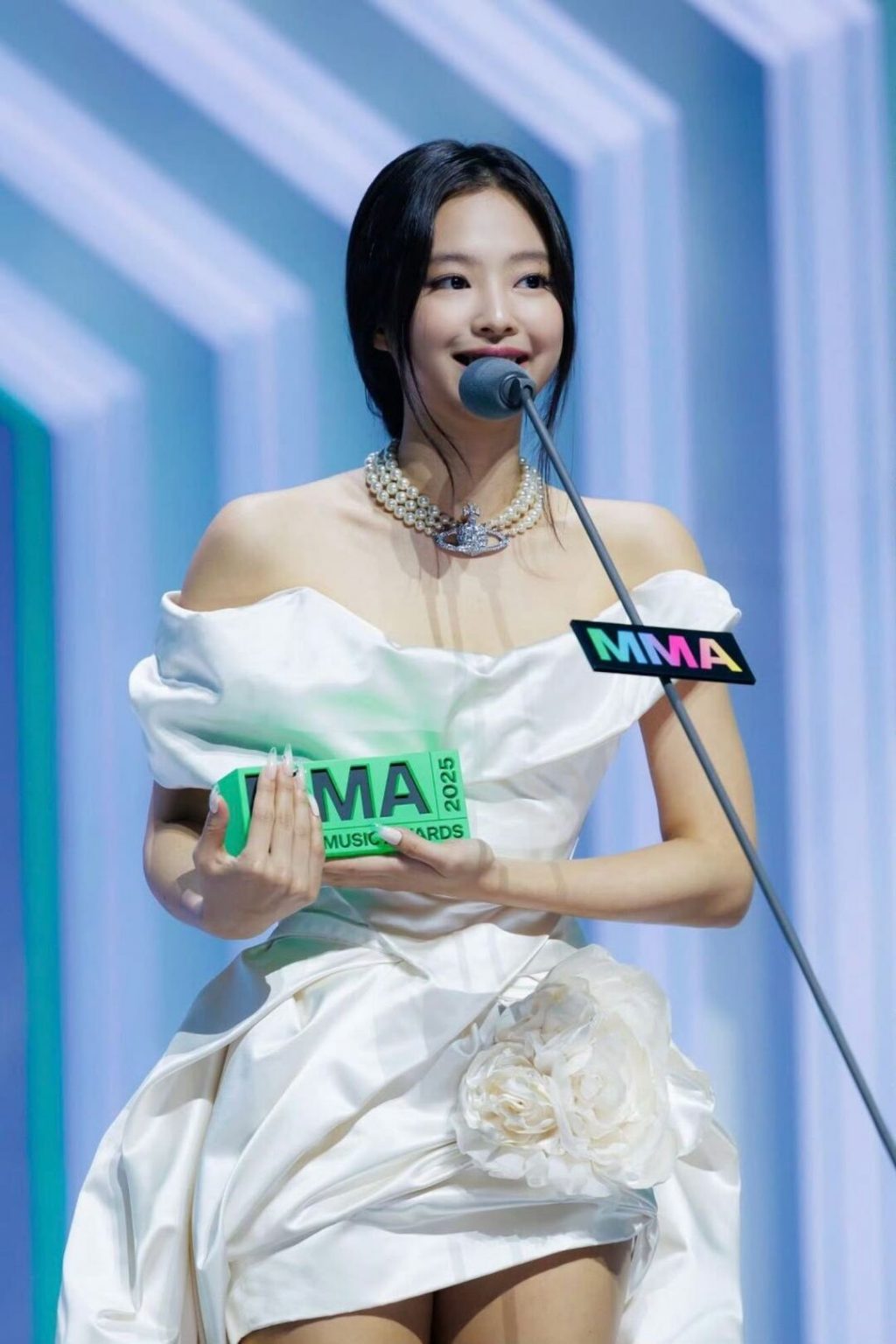 Đẳng cấp của Jennie (BLACKPINK) ngày tái xuất MMA 2025 | Harper's ...