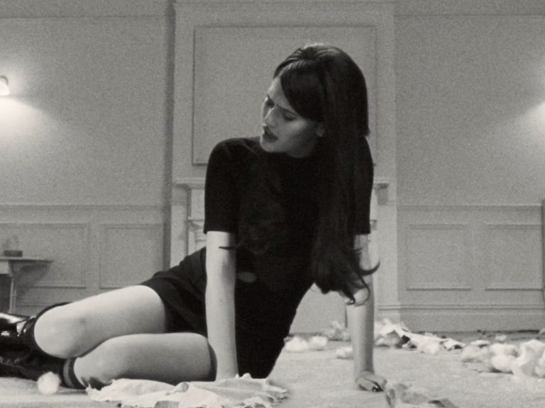 Ekip làm nên loạt hit của Jennie và Eminem bắt tay Sienna Spiro