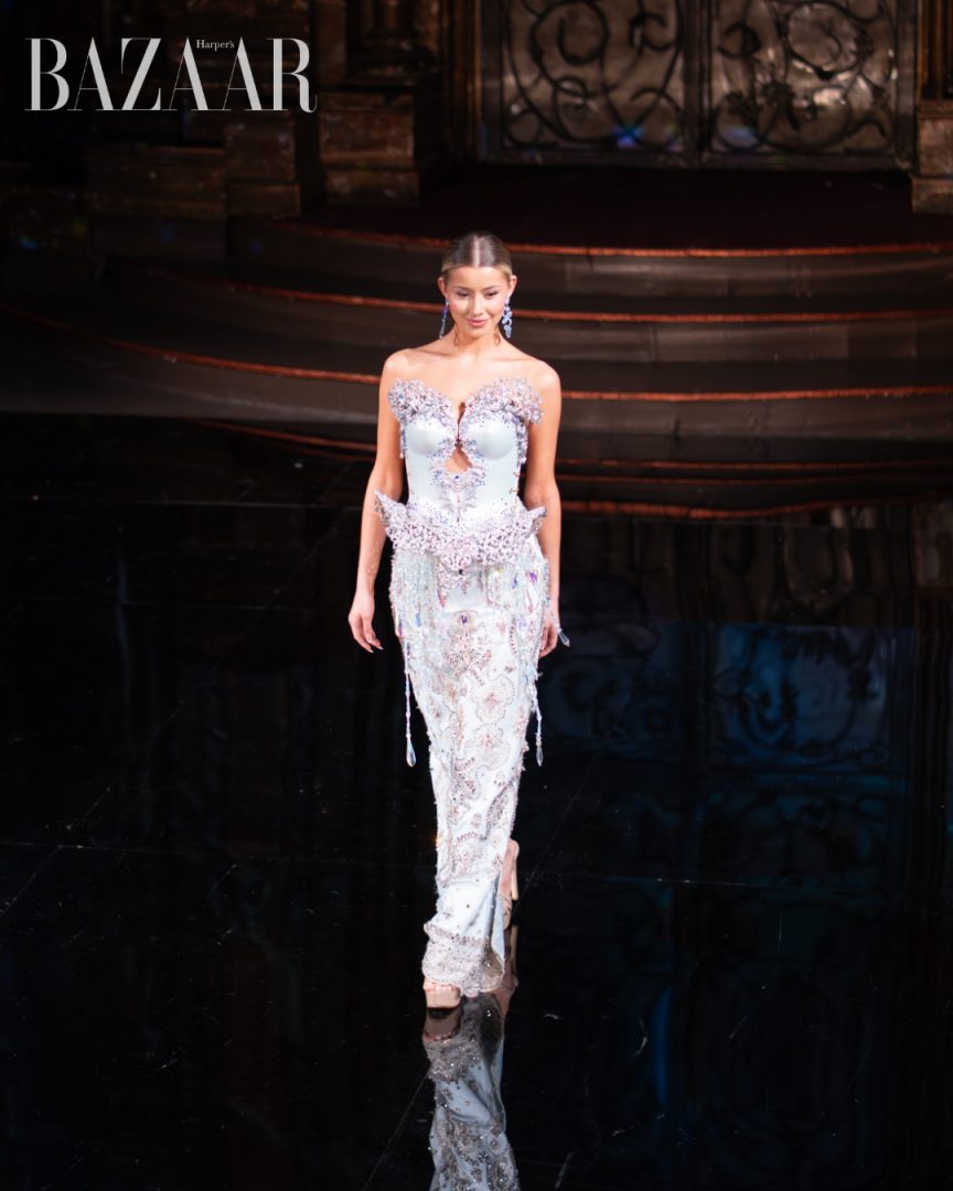 Miss Cosmo 2025 Yolina Lindquist catwalk tại New York | Harper's Bazaar ...