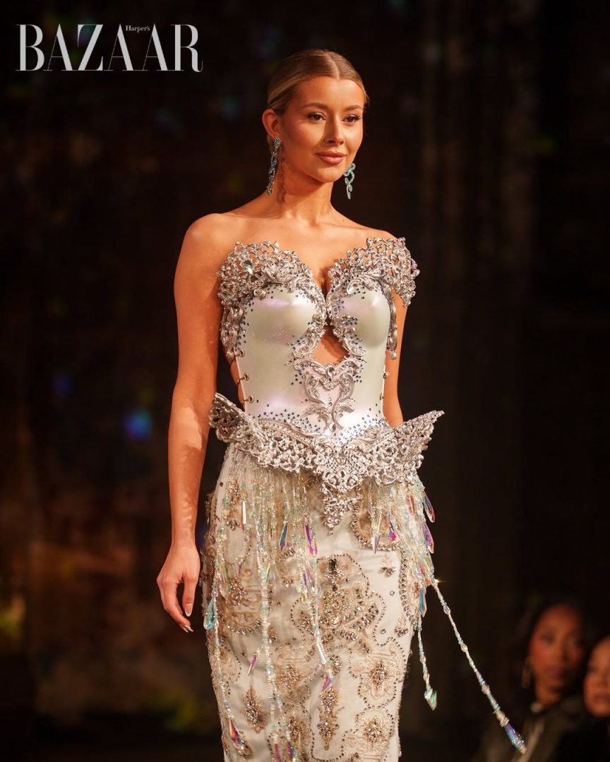 Miss Cosmo 2025 Yolina Lindquist catwalk tại New York | Harper's Bazaar ...