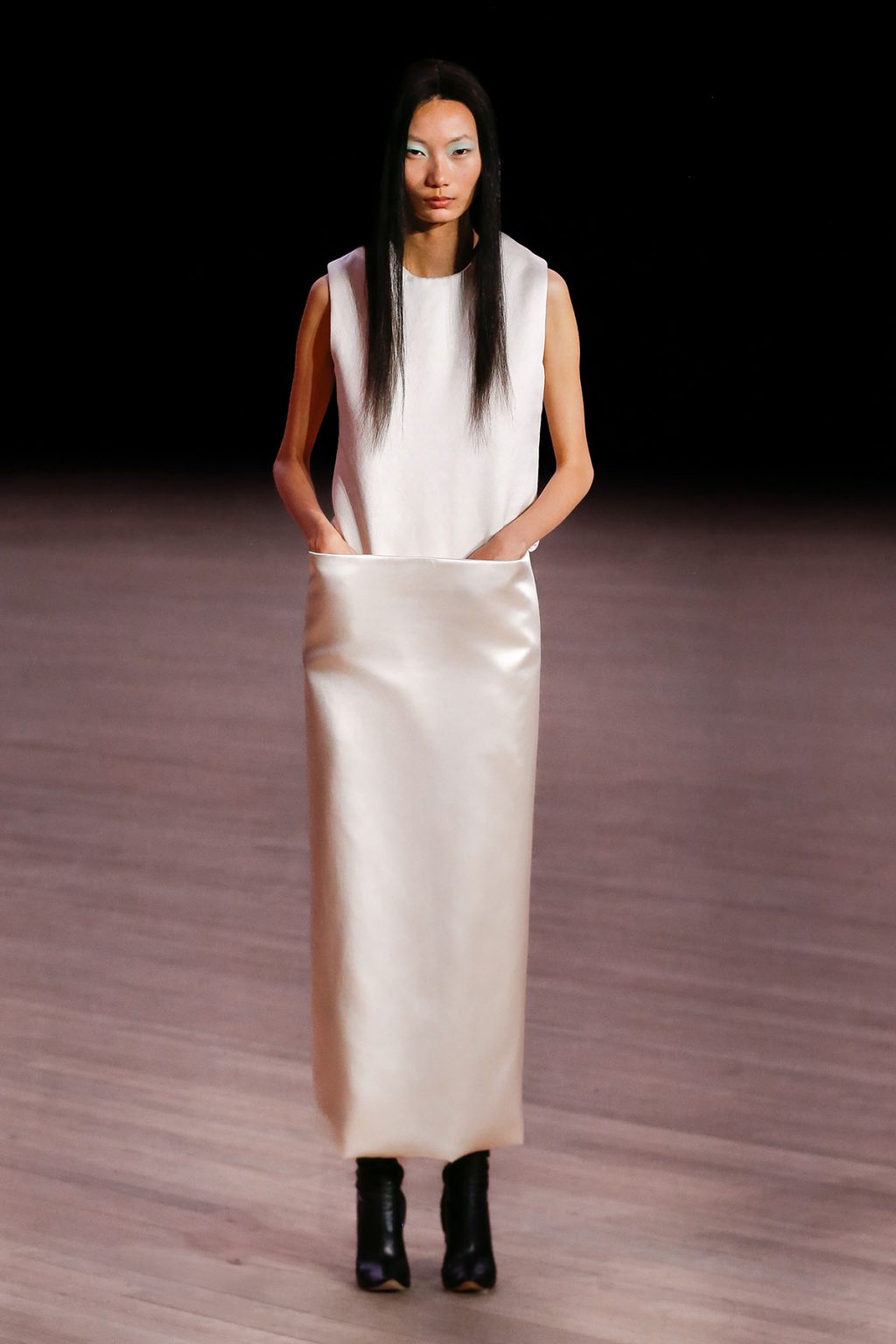 Marc Jacobs Xuân Hè 2026: Sự quái chiêu tinh giản | Harper's Bazaar ...